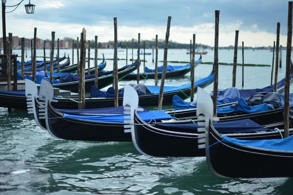 Venetian gondola: the meaning of its iron prow - Luxrest Venice